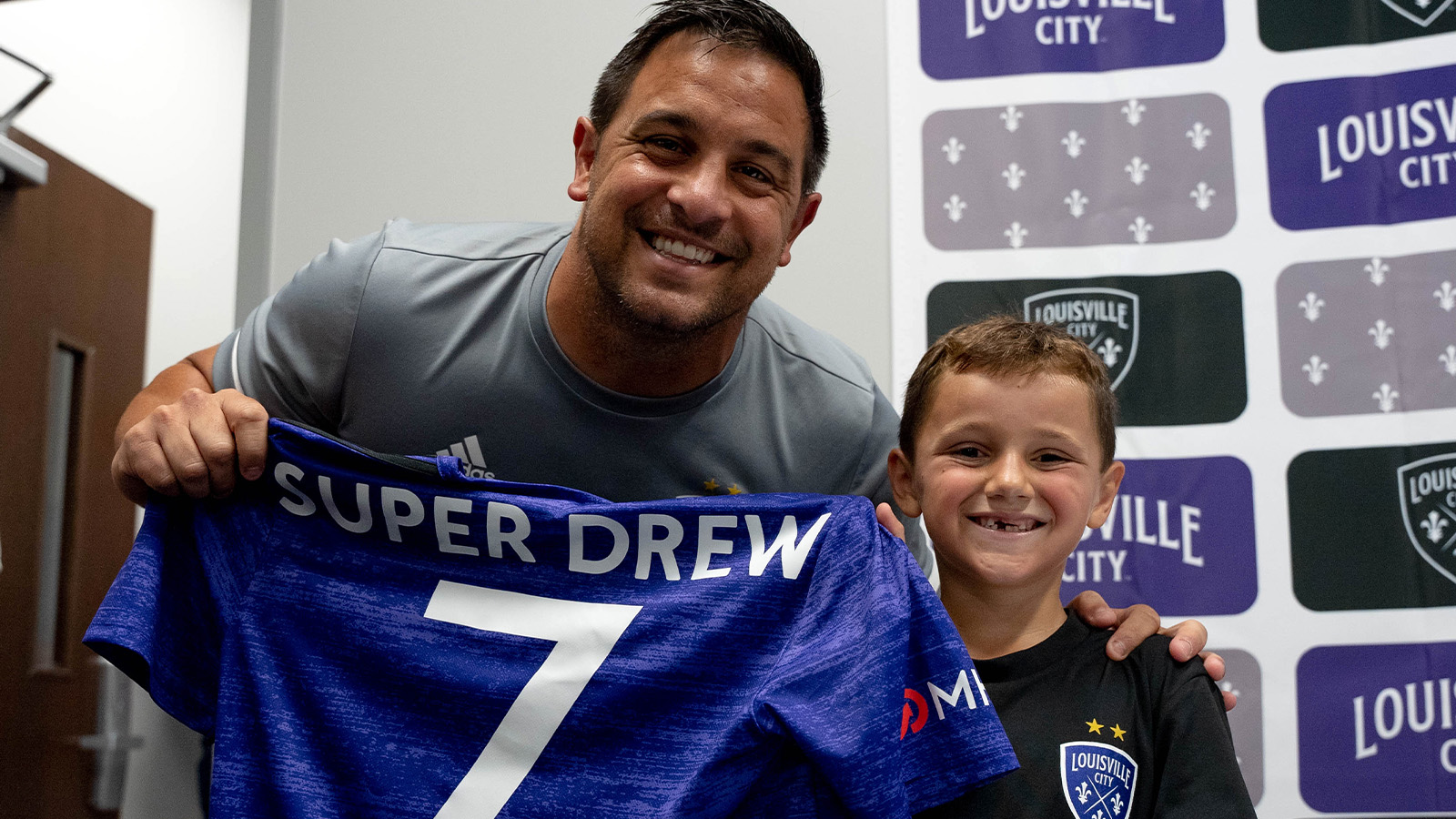 'Super Drew' niño sobreviviente de cancer es fichado por Loucity para ...